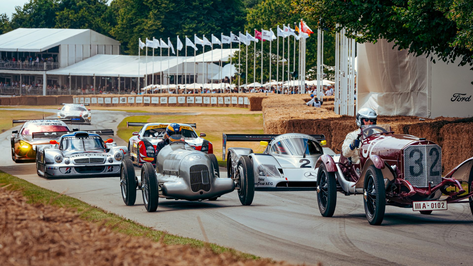 Mercedes-Benz thrills with historic parade on the hill climb circuit at ...